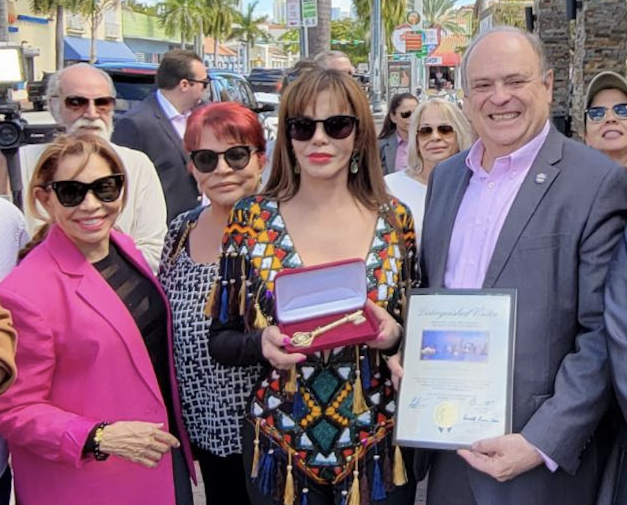 Apapachan a Lucía Méndez en Miami; Le entregan llaves de la ciudad y un ...