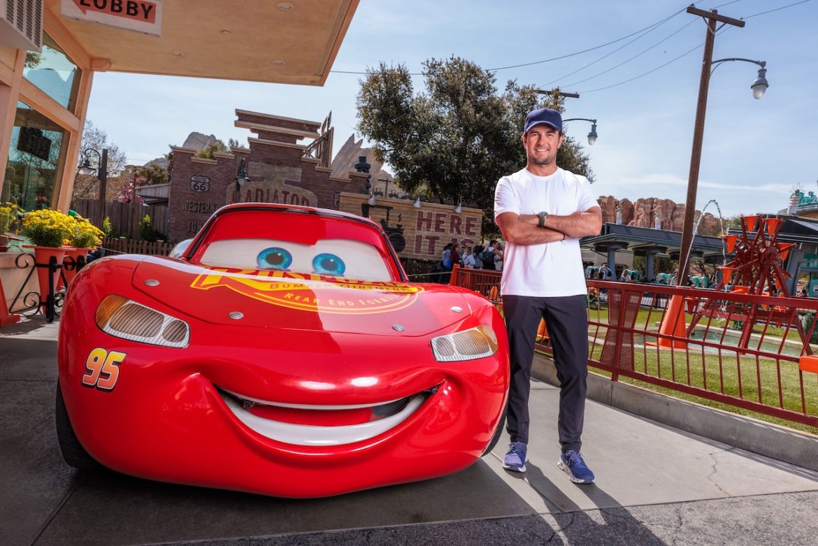 Checo Pérez es el nuevo recluta en Avengers Campus en Disney California ...