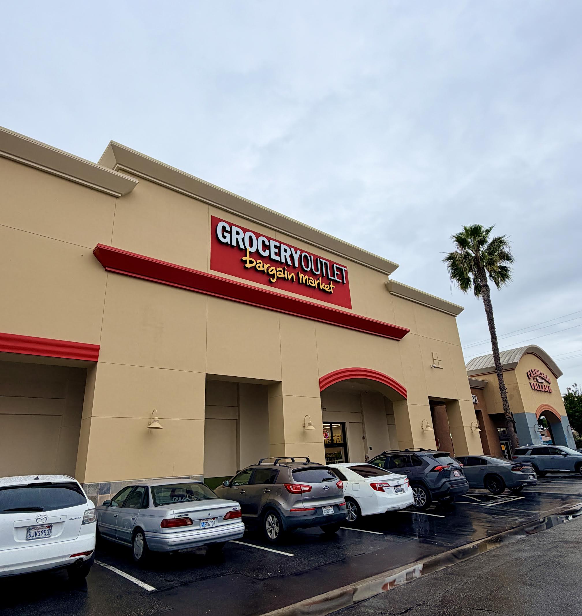 El recién inaugurado Grocery Outlet incorpora productos latinos ...