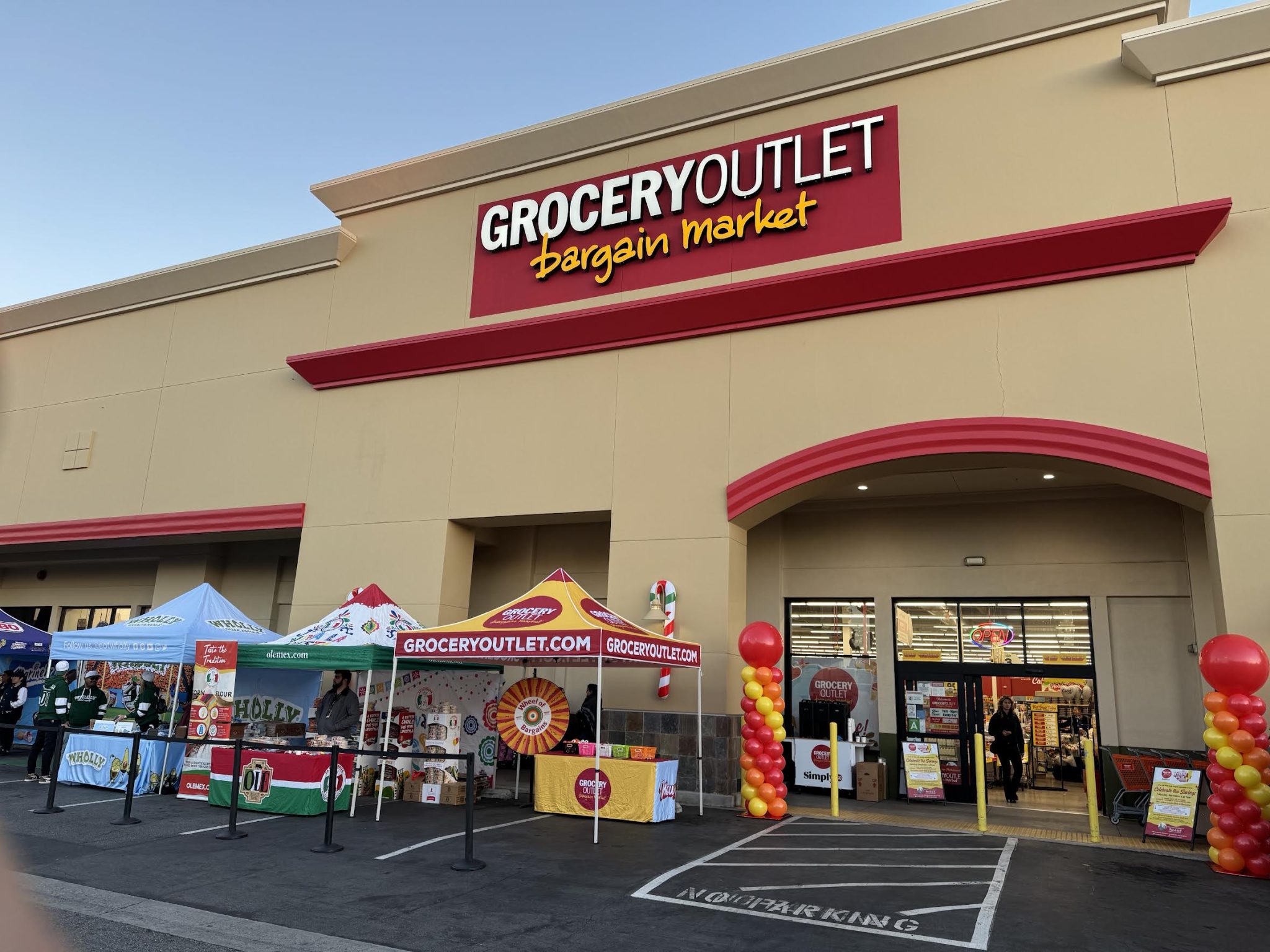 El recién inaugurado Grocery Outlet incorpora productos latinos ...